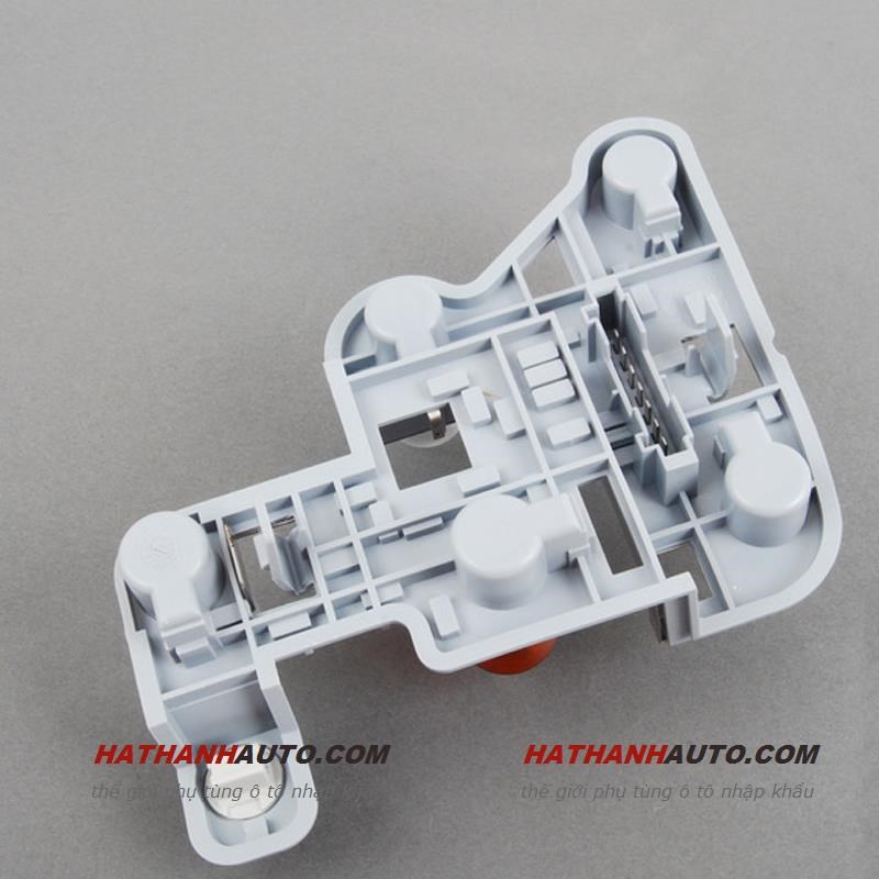 Vì mạch bóng đèn hậu phải xe Mercedes C300 AMG năm 2007-2011